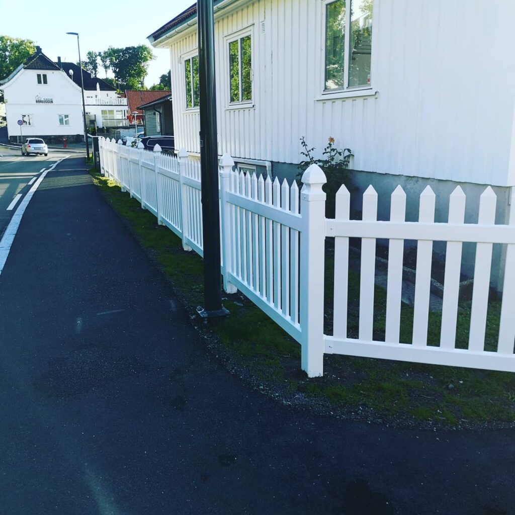 Vedlikeholdsfritt stakittgjerde i PVC / Vinyl til hage - TerrasseGutta