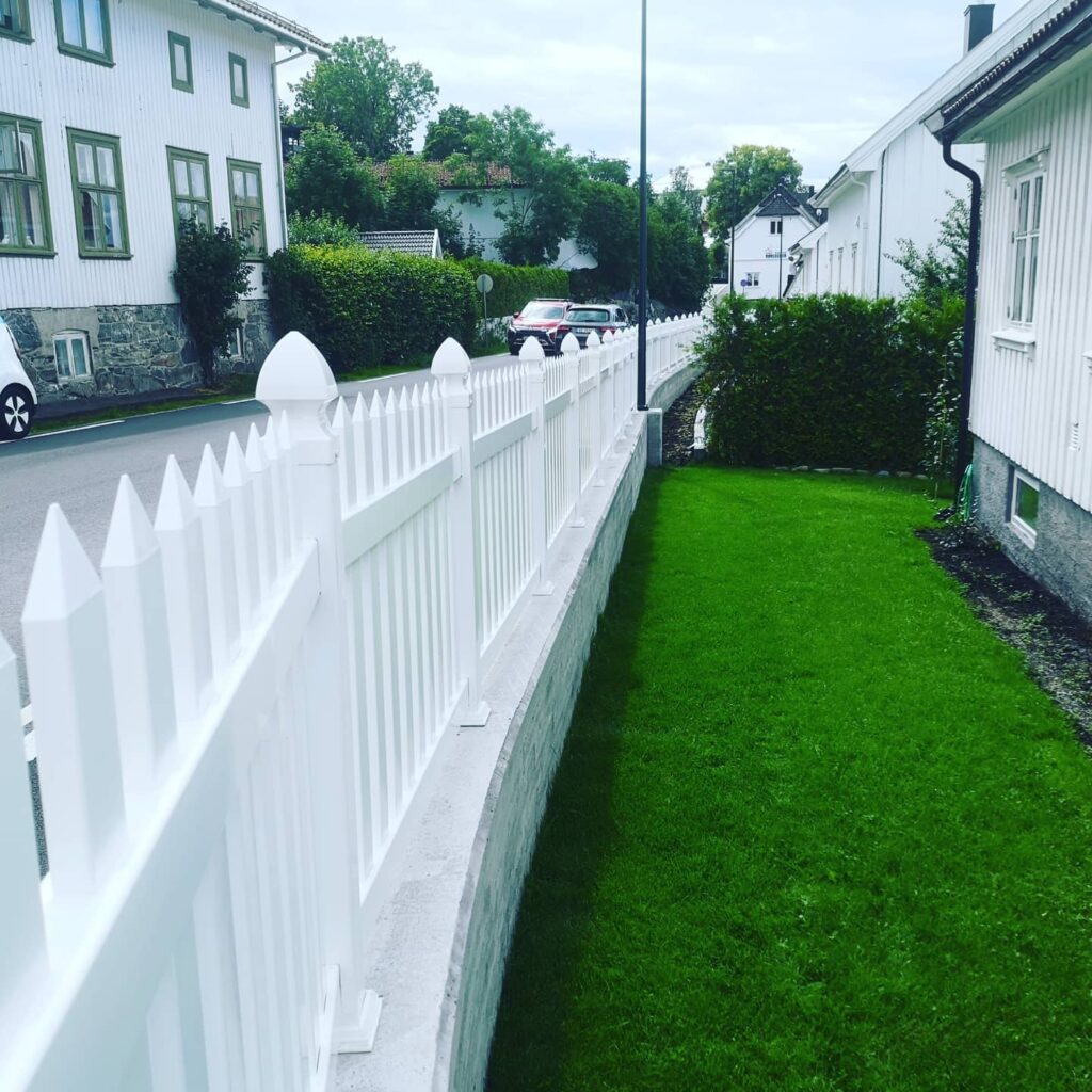 Vedlikeholdsfritt stakittgjerde i PVC / Vinyl til hage - TerrasseGutta