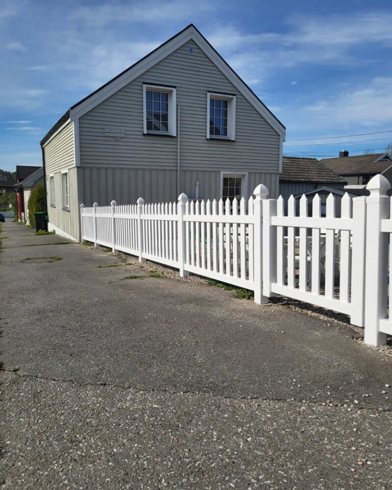 Vedlikeholdsfritt stakittgjerde i PVC / Vinyl til hage - TerrasseGutta