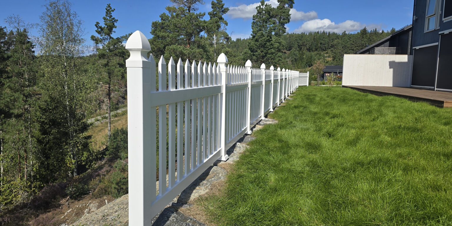 Vedlikeholdsfritt stakittgjerde i PVC / Vinyl til hage - TerrasseGutta