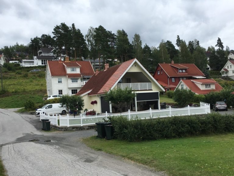 Vedlikeholdsfritt stakittgjerde buet i PVC - TerrasseGutta