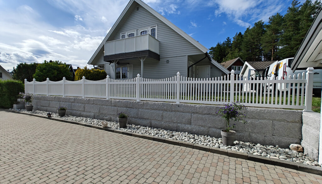 Vedlikeholdsfritt stakittgjerde buet i PVC - TerrasseGutta