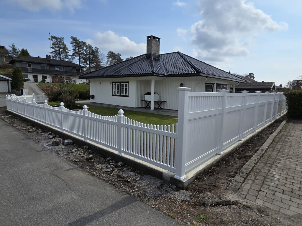 Vedlikeholdsfritt stakittgjerde buet i PVC - TerrasseGutta