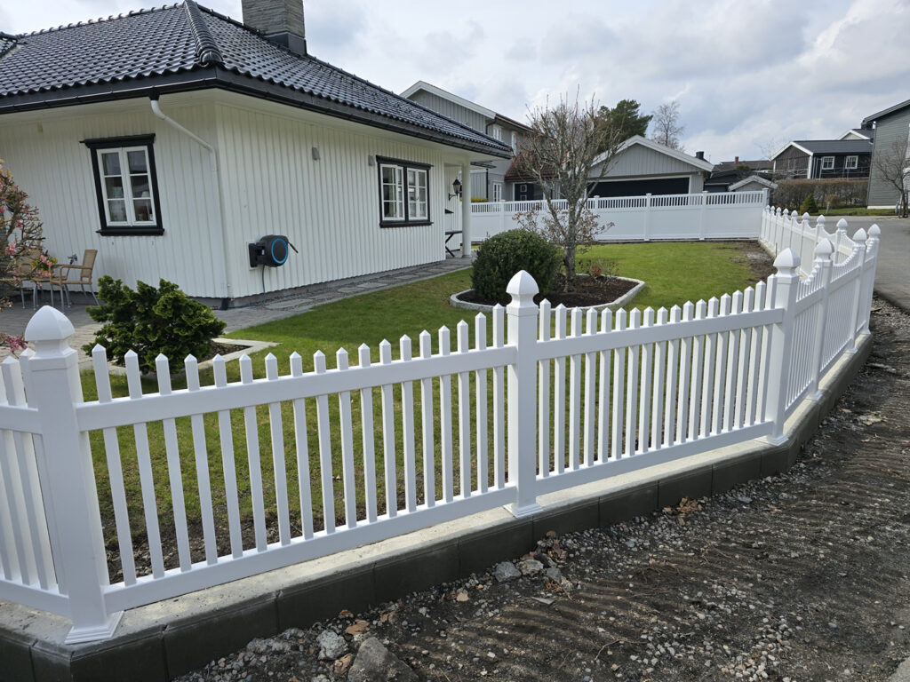 Vedlikeholdsfritt stakittgjerde buet i PVC - TerrasseGutta