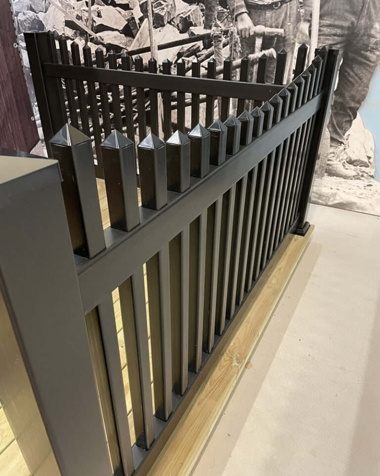 Svart Vedlikeholdsfritt stakittgjerde buet i PVC - TerrasseGutta