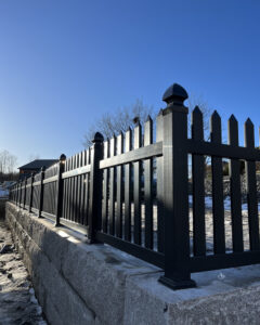 Svart vedlikeholdsfritt stakittgjerde i PVC - TerrasseGutta