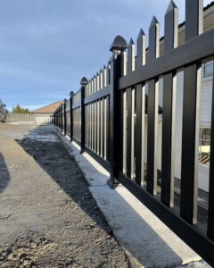 Svart vedlikeholdsfritt stakittgjerde i PVC - TerrasseGutta