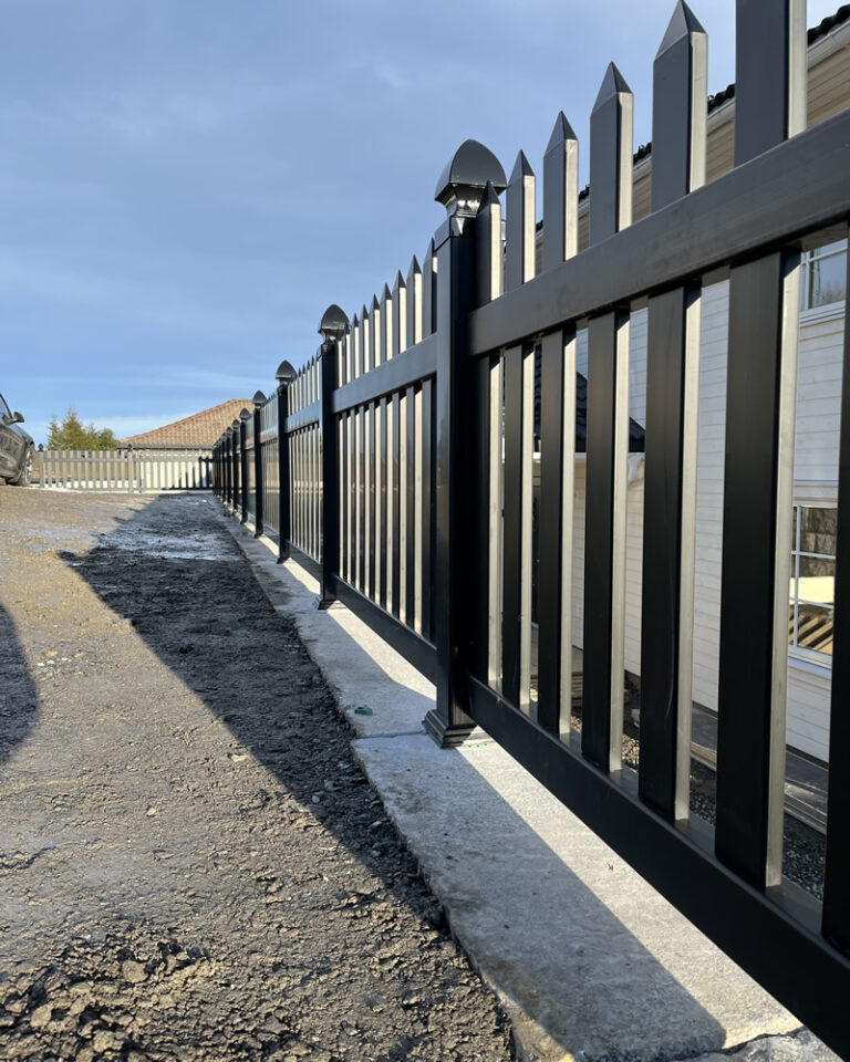 Svart vedlikeholdsfritt stakittgjerde i PVC - TerrasseGutta