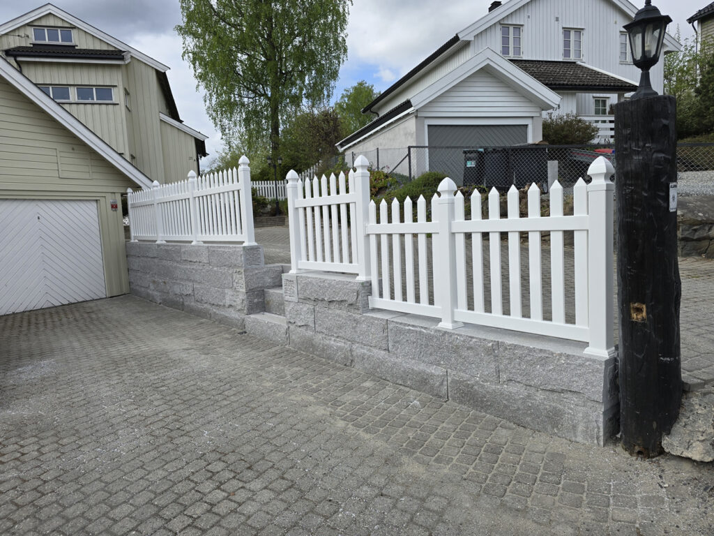 Vedlikeholdsfritt stakittgjerde i PVC til hage 120cm høyde - TerrasseGutta